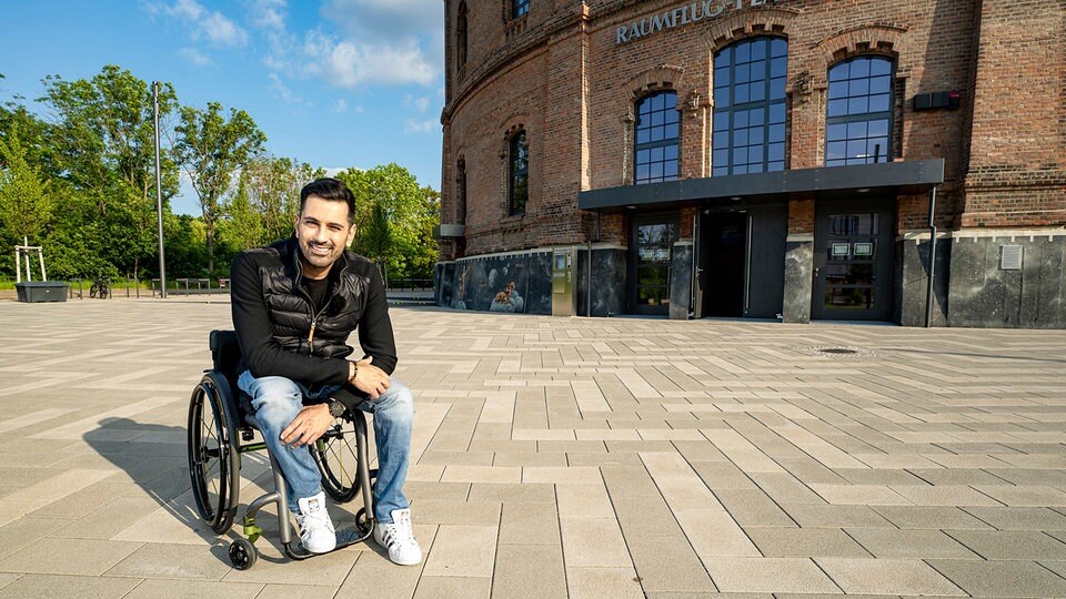 Leichte Sprache: Hinreisend schaut sich die Stadt Halle an: Ob Ausflugs ...