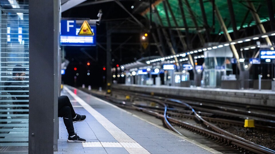 GDL ruft zu mehrtägigem Bahnstreik auf – Bahnkonzern scheitert vor Gericht | MDR.DE