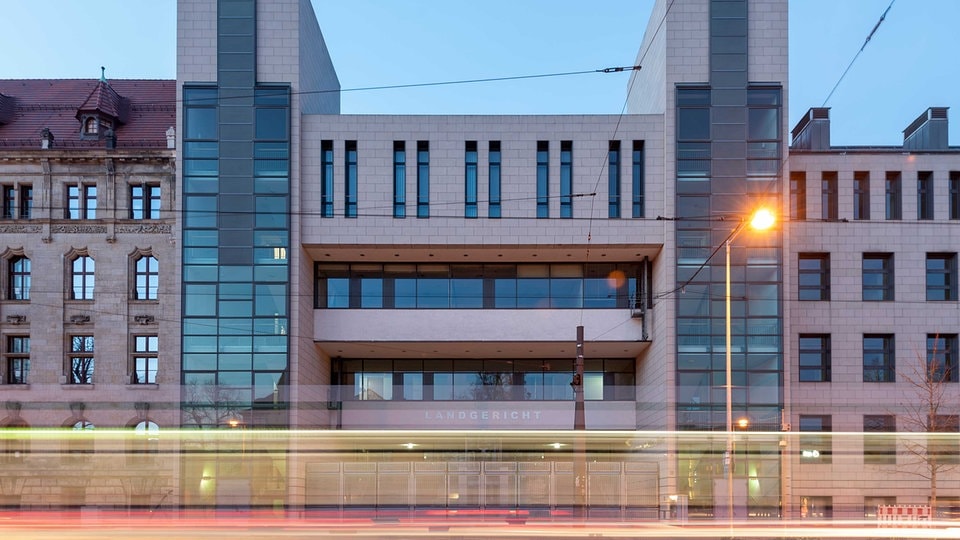 Nach Geiselnahme: Halle-Attentäter erneut in Magdeburg vor Gericht | MDR.DE