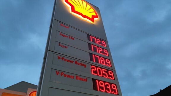 Warum sich die Spritpreise im Tagesverlauf mehrfach ändern | MDR.DE