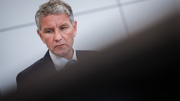 "Sie sind ein Mann, der weiß, was er sagt": Höcke wegen NS-Spruch ...