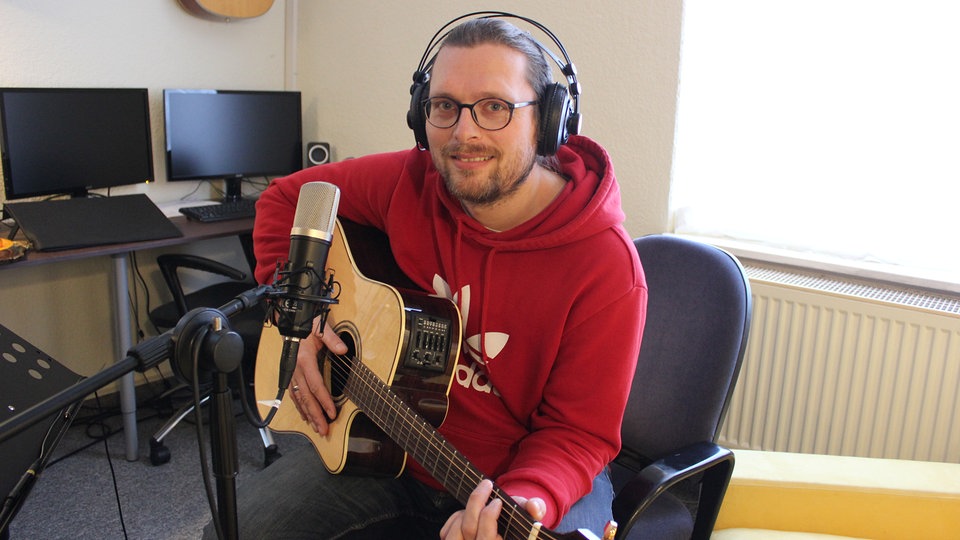 Der Magdeburger Liedermacher Simon Becker | MDR.DE