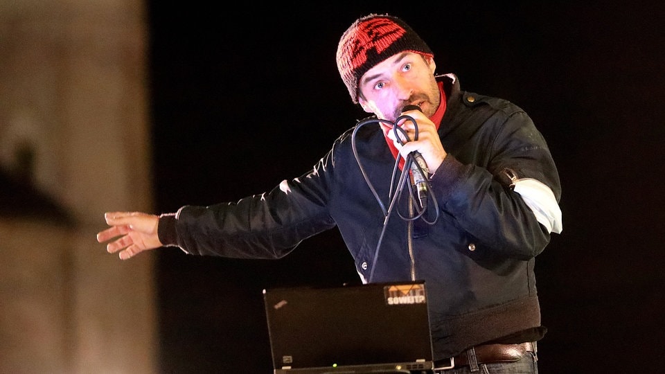 Leichte Sprache: Ein Mann wurde vom Land-Gericht in der Stadt Halle ...