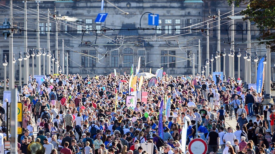 Leichte Sprache: Das Dresdner Gastmahl ist ein Zeichen für Welt ...