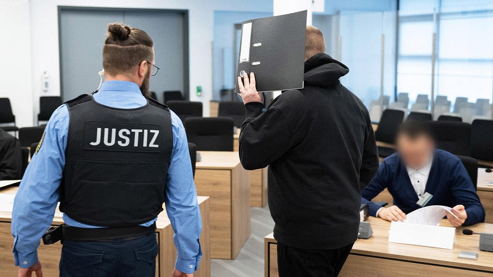 Prozess um Neonazi-Verlag "Der Schelm": Alle drei Angeklagten zeigen ...