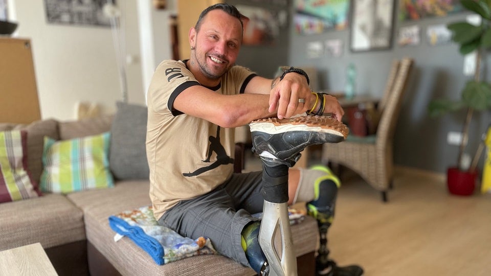 Freiwillige Amputation: Mit beiden Prothesen fest im Leben | MDR.DE