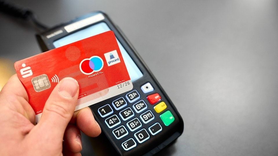 Deutsche Zahlen häufiger mit Karte oder kontaktlos – aber Bargeld ...