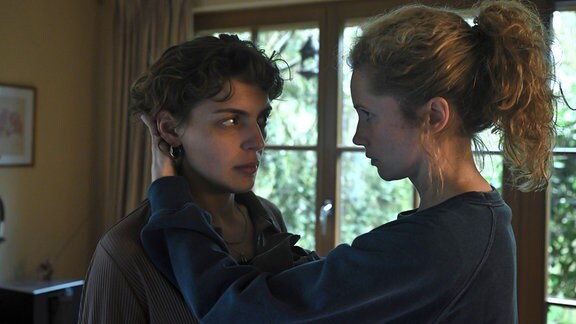 Deniz Orta als Sarah Monet | MDR.DE