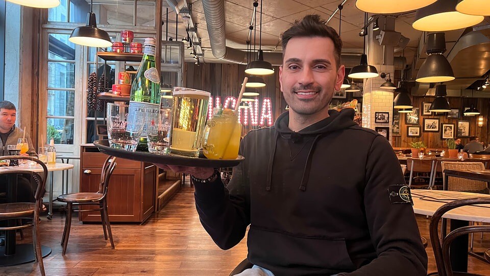 Neuer Host bei Selbstbestimmt: Tan Caglar im Porträt | MDR.DE