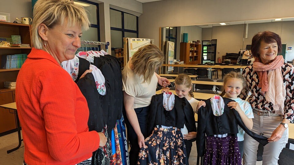 Serbska narodna drasta za Radworsku šulu | MDR.DE