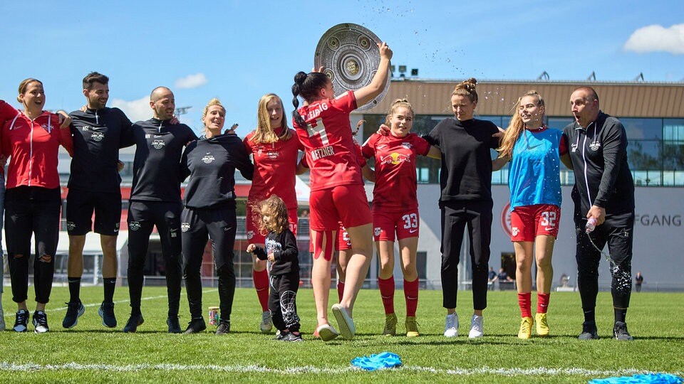 Leichte Sprache: Die Fußballerinnen von RB Leipzig kommen in die 1 ...