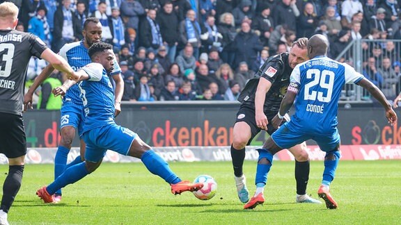 Leichte Sprache: Der Fußball-Verein 1. FC Magdeburg hat ein Fußball ... Leichte Sprache: Der Fußball-Verein 1. FC Magdeburg hat ein Fußball ...