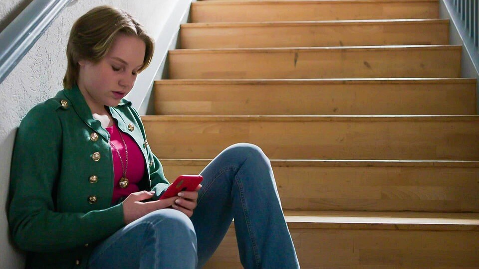 Schloss Einstein Deleted Scene: Julia wartet auf Nachricht von Patrick | MDR.DE