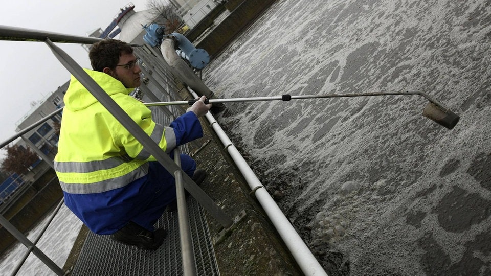 Corona im Abwasser: Hohe Viruslast trotz wenig Infektionen | MDR.DE