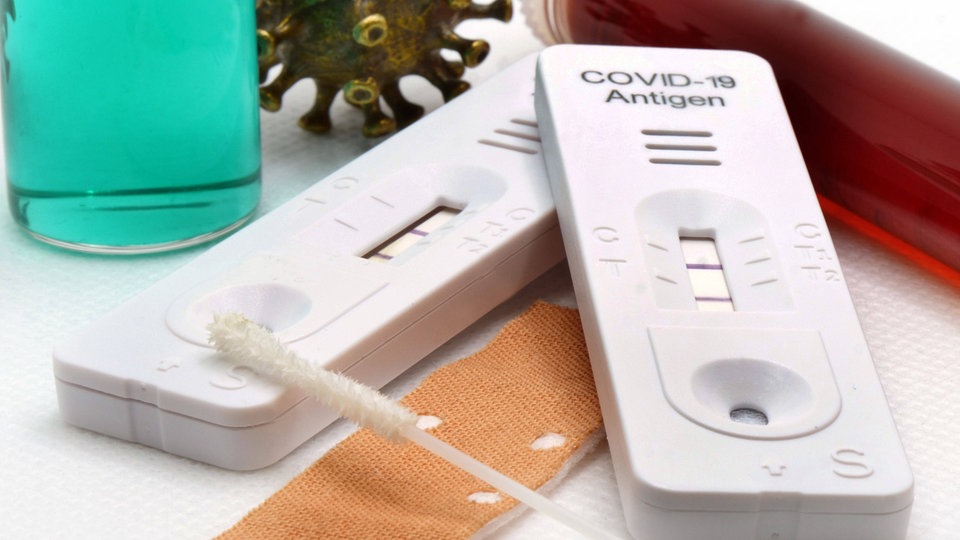 RKI: Corona-Zahlen steigen wieder – Neue Variante Eris wird dominant ...