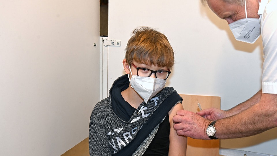 Corona Impfung: Wie gut schützt sie Kinder und Jugendliche vor ...